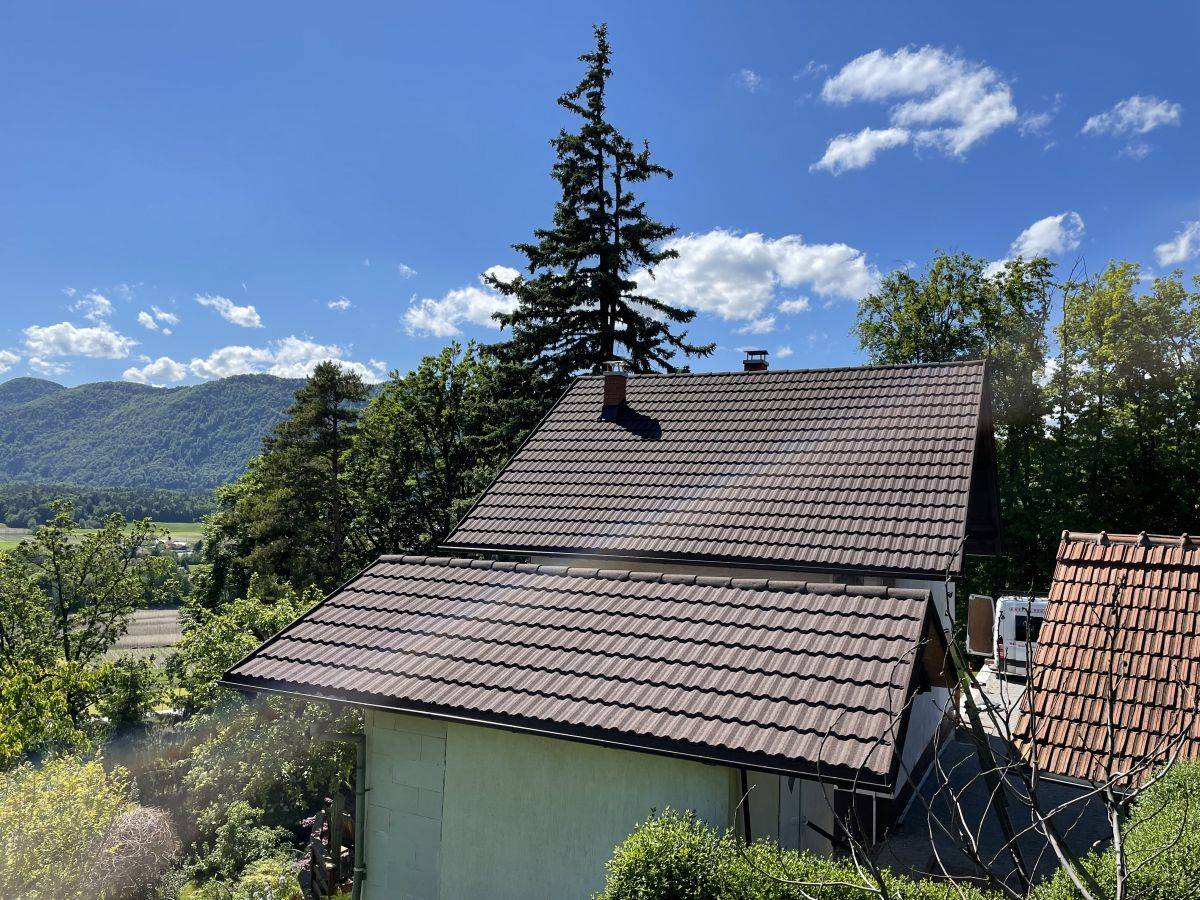 Referenčna streha: Enodružinska hiša, Slovenia - ALSTO D.O.O. / OBEN ...