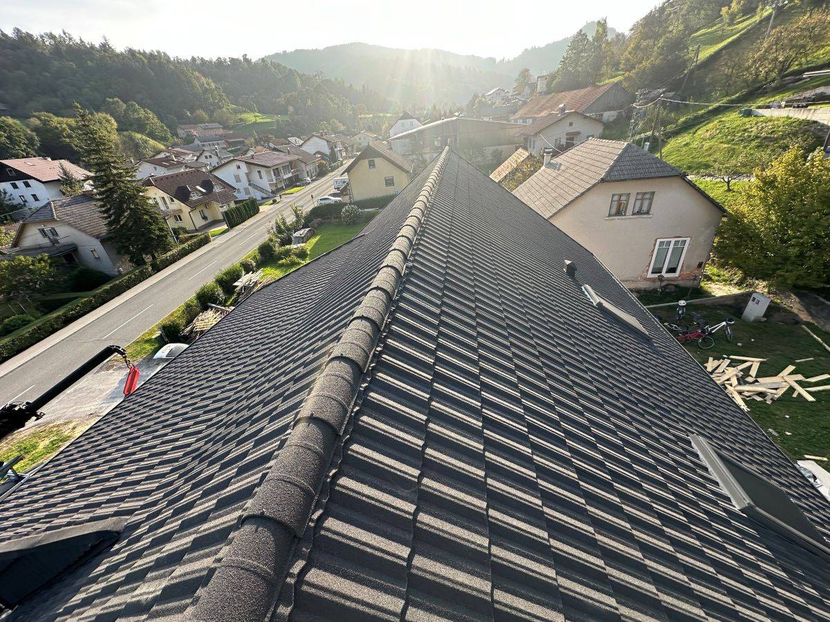 Referenčna streha: Enodružinska hiša, Slovenia - Krovstvo kleparsto in ...